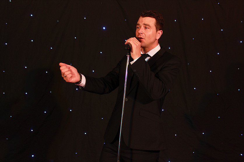 Fake rock opera singer - collectiveras